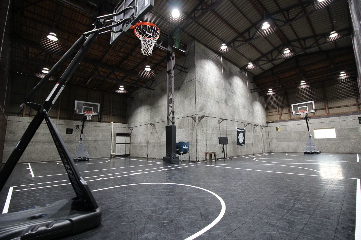 【川崎廃墟ビルでスポーツしよう】倉庫を改装したバスケットボールコートをまるごと貸切　スポーツ・ダンス・発表会・セミナー・撮影に！ の写真